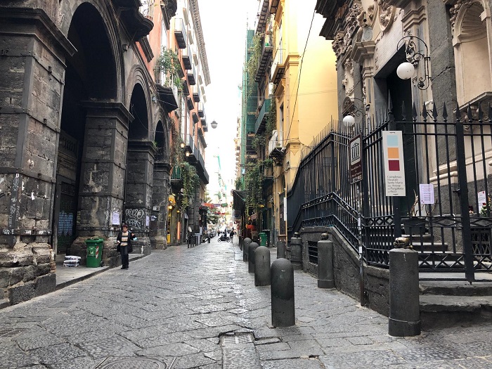 Via dei Tribunali, perché è stata chiamata così - Napoli Sotterranea